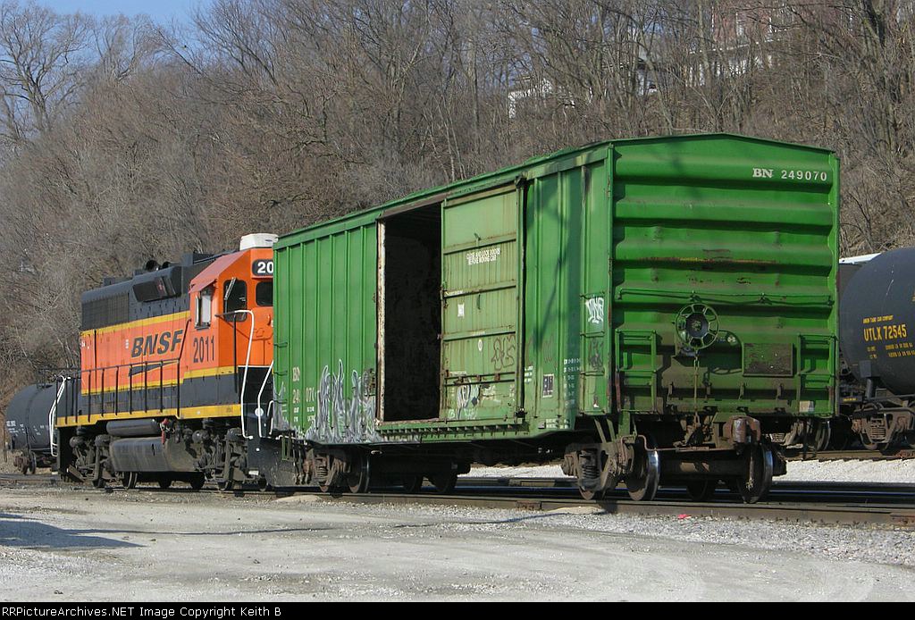 BN 249070 and BNSF 2011